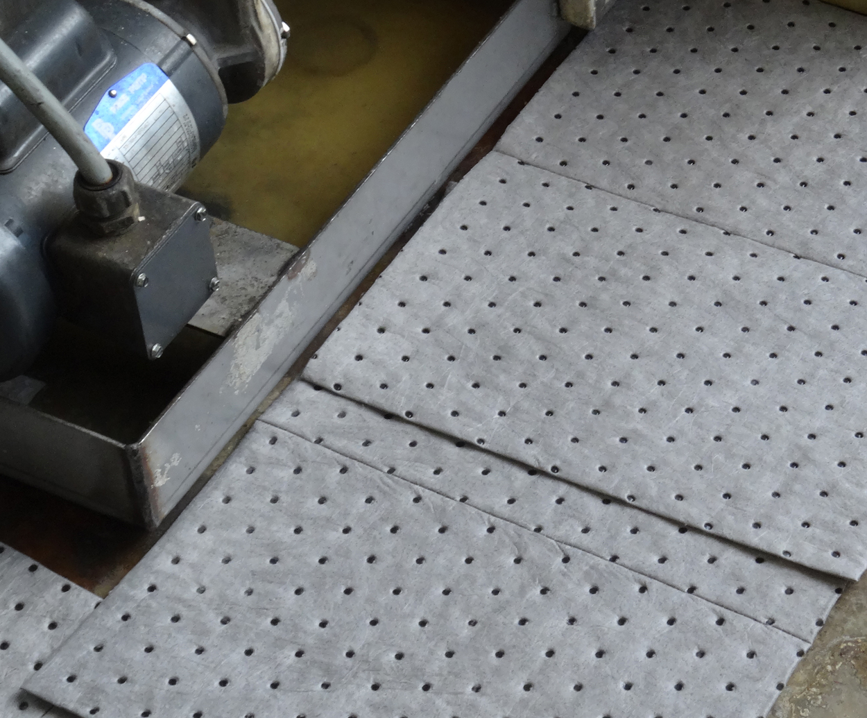 Universal Sorbent Mats - Medium Weight